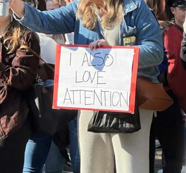 25 Funny Signs Spotted At The NYC Marathon | DeMilked