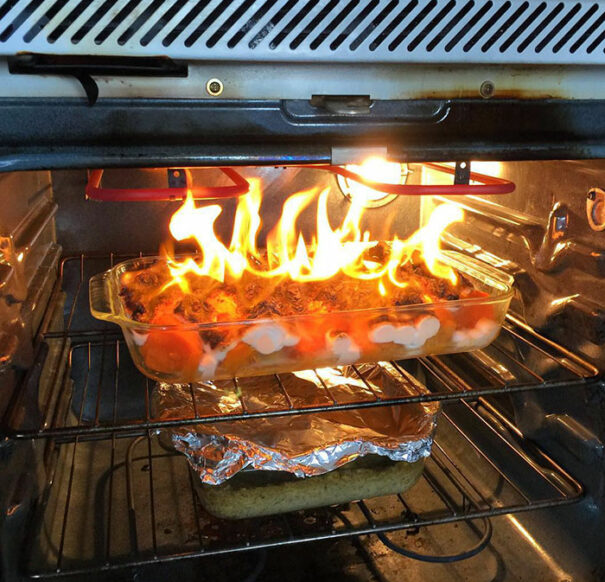 40 Unfortunate Thanksgiving Pics That Drew Sympathy Online | DeMilked