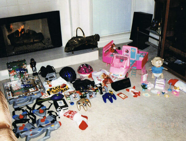 40 Nostalgic Pictures To Take You Back To Christmas In The ‘90s | DeMilked
