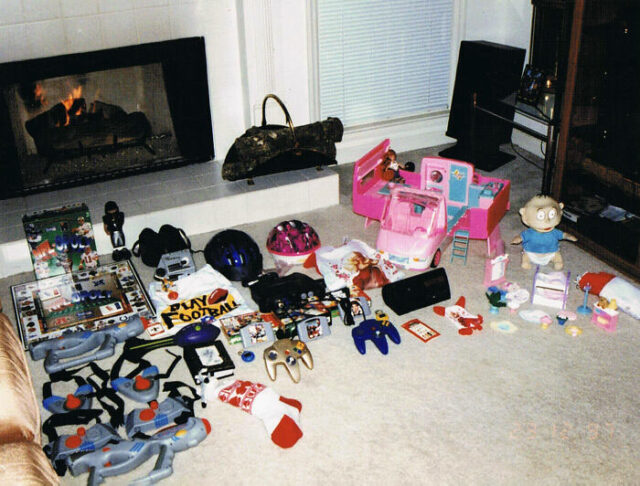 40 Nostalgic Pictures To Take You Back To Christmas In The ‘90s | DeMilked