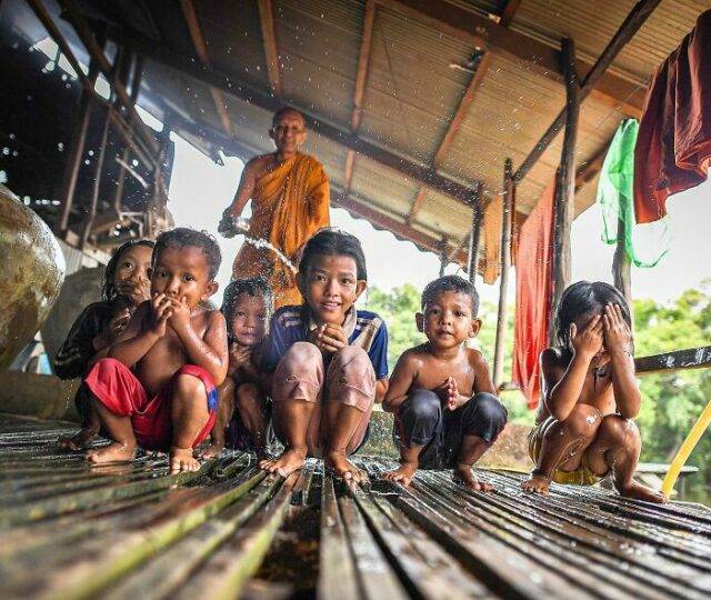 Photographer Captures 35 Touching Images Of Childhood From Around The ...