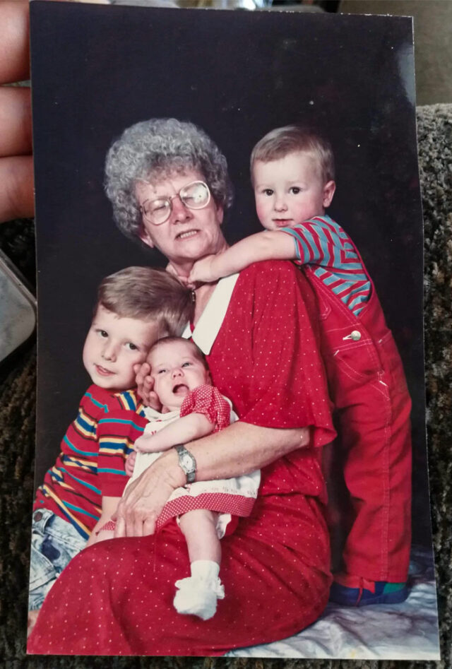 40 Awkward Family Pics That Are Too Hilarious | DeMilked