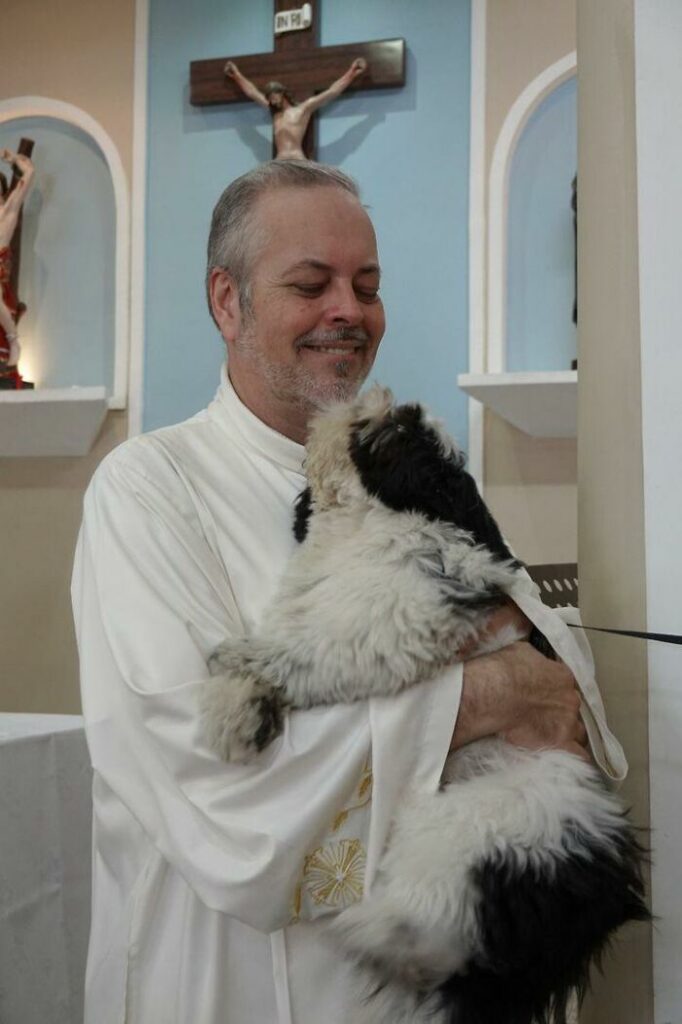 15 Wholesome Pics Of A Brazilian Priest Who Encourages Animal Adoption ...