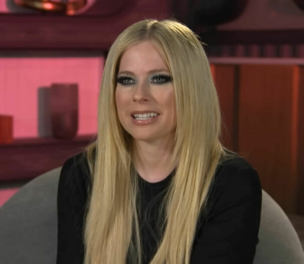 25 Times People Met Celebrities And Walked Away With Weird Or ...