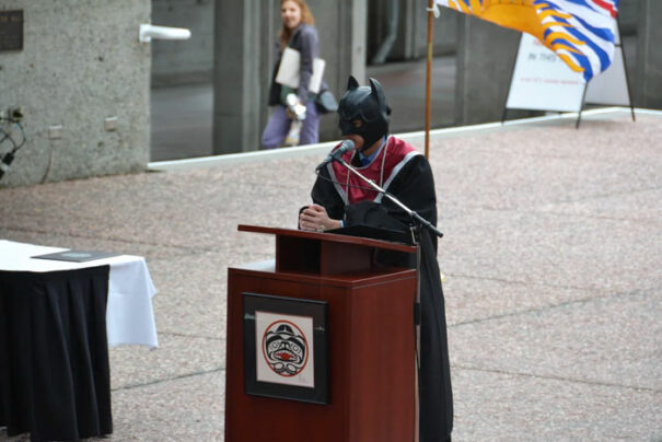 40 Unique Graduation Photos From Students With A Sense Of Humour | DeMilked