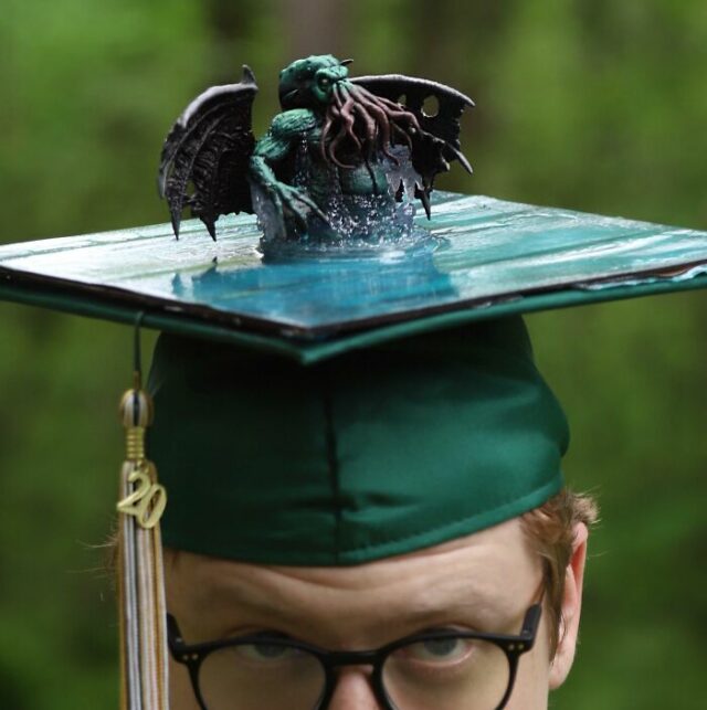 40 Unique Graduation Photos From Students With A Sense Of Humour | DeMilked
