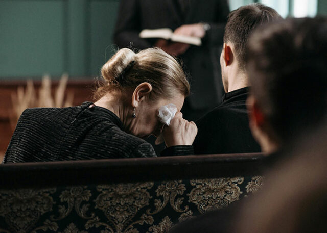 30 Outdated “White Knight” Behaviours Of Men | DeMilked