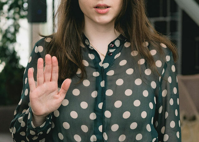 30 Outdated “White Knight” Behaviours Of Men | DeMilked