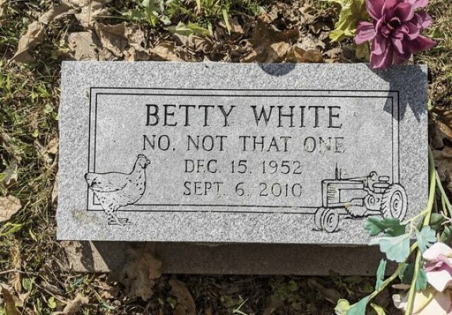 30 Fascinating Headstones Spotted At Graveyards | DeMilked