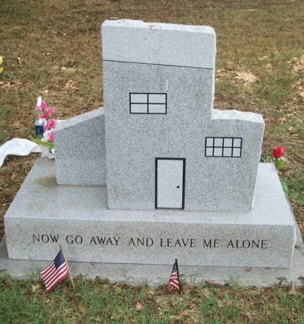 30 Fascinating Headstones Spotted At Graveyards | DeMilked