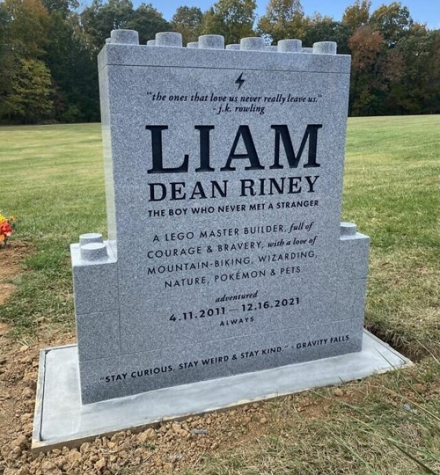 30 Fascinating Headstones Spotted At Graveyards | DeMilked