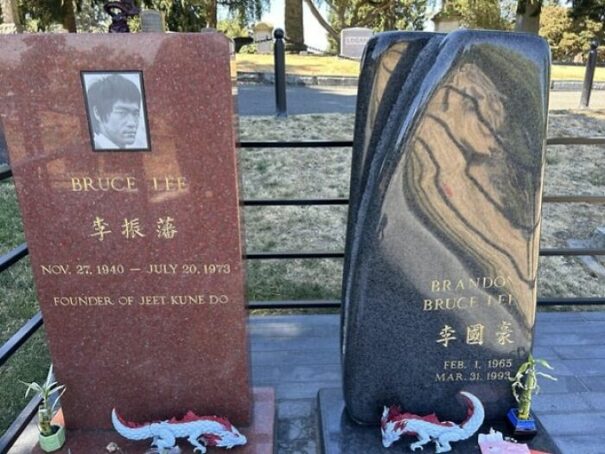 30 Fascinating Headstones Spotted At Graveyards | DeMilked