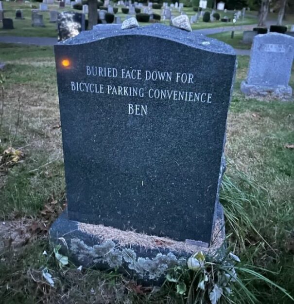 30 Fascinating Headstones Spotted At Graveyards | DeMilked