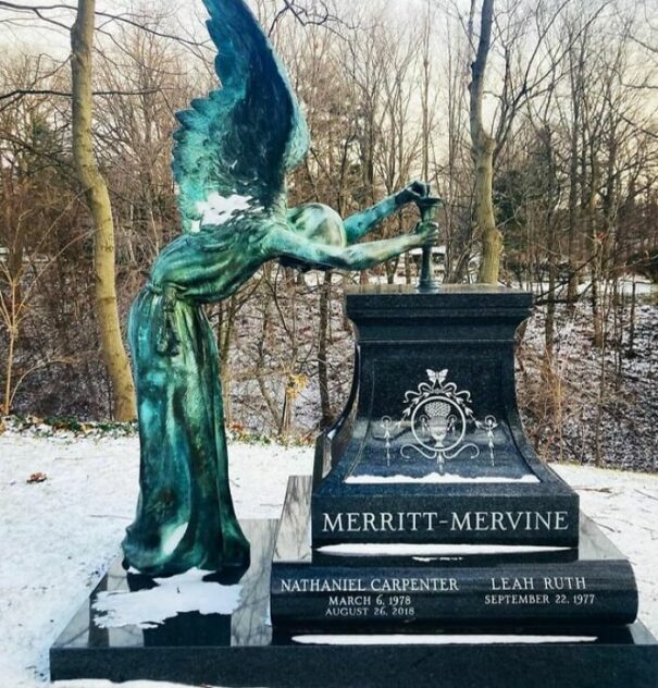 30 Fascinating Headstones Spotted At Graveyards | DeMilked
