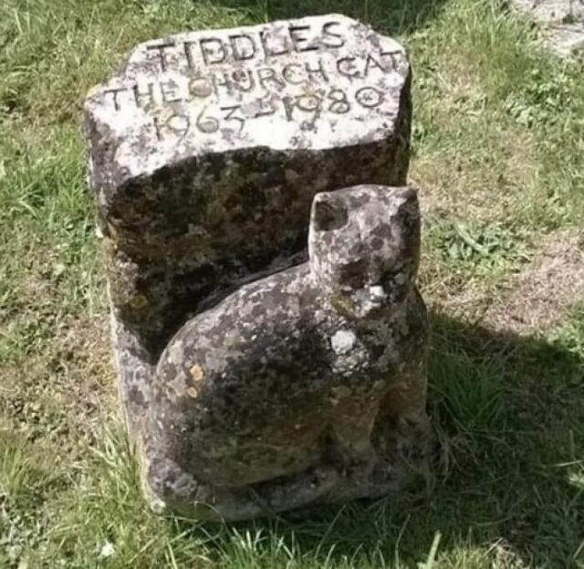 30 Fascinating Headstones Spotted At Graveyards | DeMilked