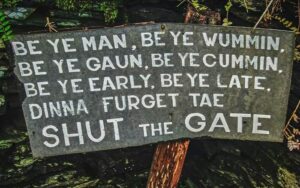 40 Unhinged Signs Spotted In Public | DeMilked