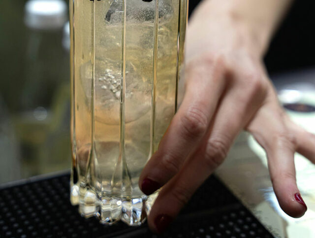 30 Of The Worst First Dates Bartenders Have Witnessed | DeMilked