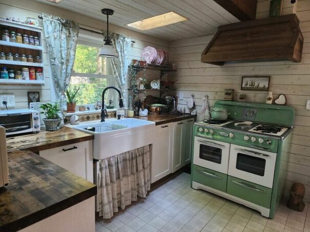 25 Beautiful Vintage Kitchens That Prove Retro Style Is Timeless | DeMilked