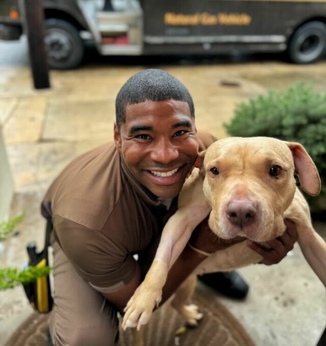 25 Pawsome Pics Of UPS Driver Bonding With Pets On His Delivery Route ...