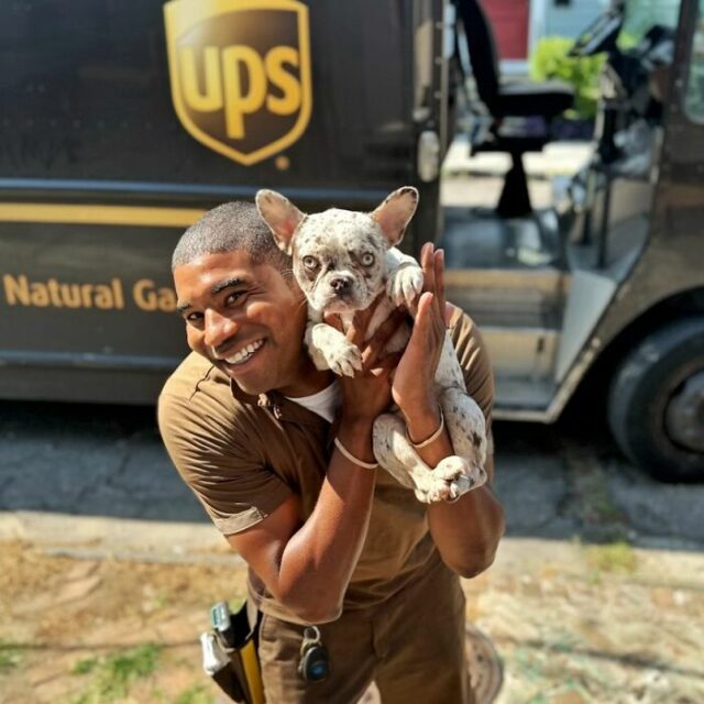 25 Pawsome Pics Of UPS Driver Bonding With Pets On His Delivery Route ...