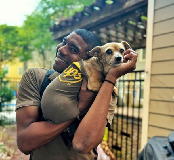 25 Pawsome Pics Of UPS Driver Bonding With Pets On His Delivery Route ...