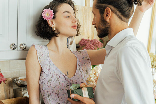 25 Heartbreaking Indicators Of Falling Out Of Love | DeMilked