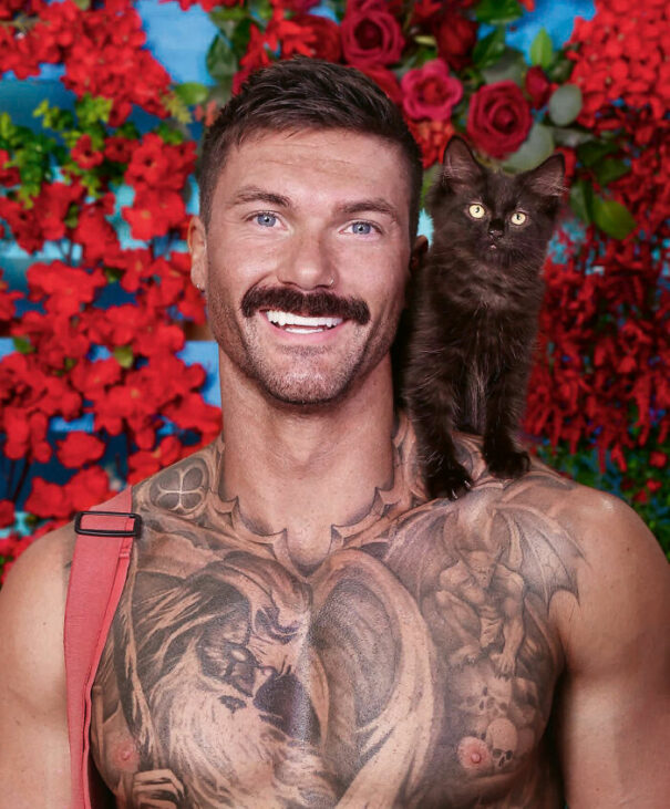25 Pics Of Stunning Heroes With Cuddly Animals From The 2025 Australian ...