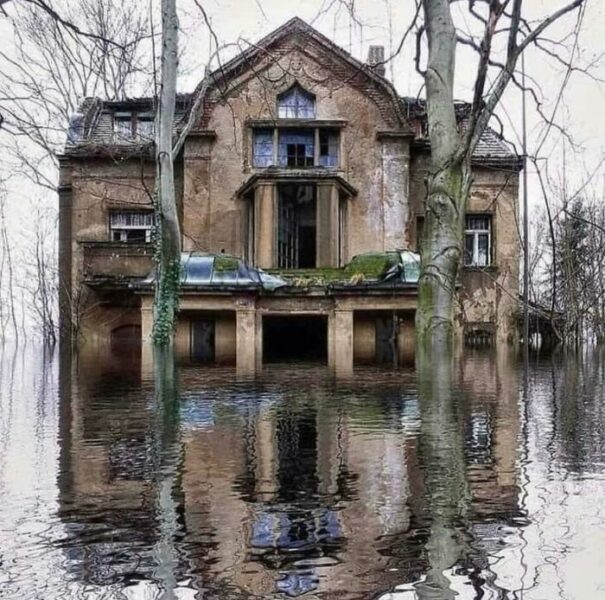 25 Buildings With Such Dark Vibes, They Could Be Straight Out Of A ...