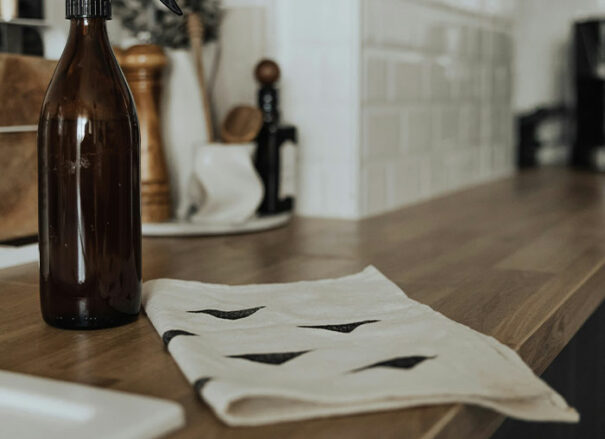 “No Sheets On Their Bed”: 30 Warning Red Flags Of An Unstable Home ...