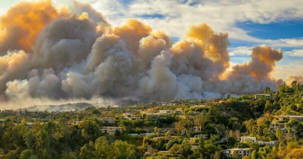 25 Terrifying Photos From LA’s Biggest Firestorm | DeMilked