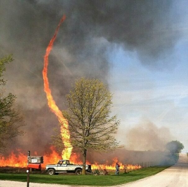 35 Photos Displaying The Resilience Of Humans In The Face Of Disaster ...