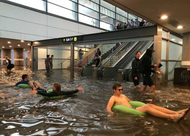 35 Photos Displaying The Resilience Of Humans In The Face Of Disaster ...