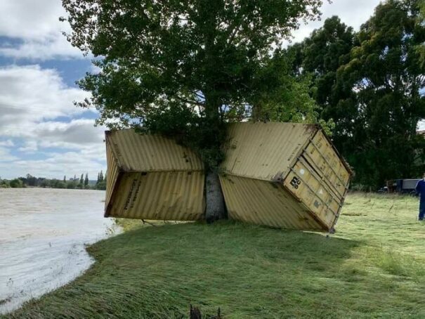 35 Photos Displaying The Resilience Of Humans In The Face Of Disaster ...