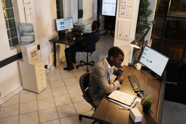 25 Of The Wildest Workplace Stories, According To People | DeMilked