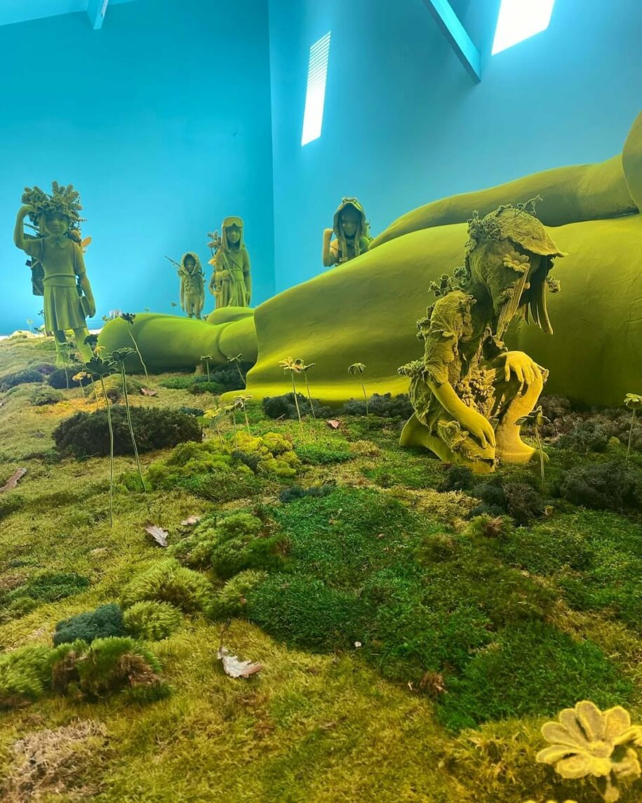 15 Mesmerizing Photos Of Moss-Draped Sculptures Captured By Kim ...