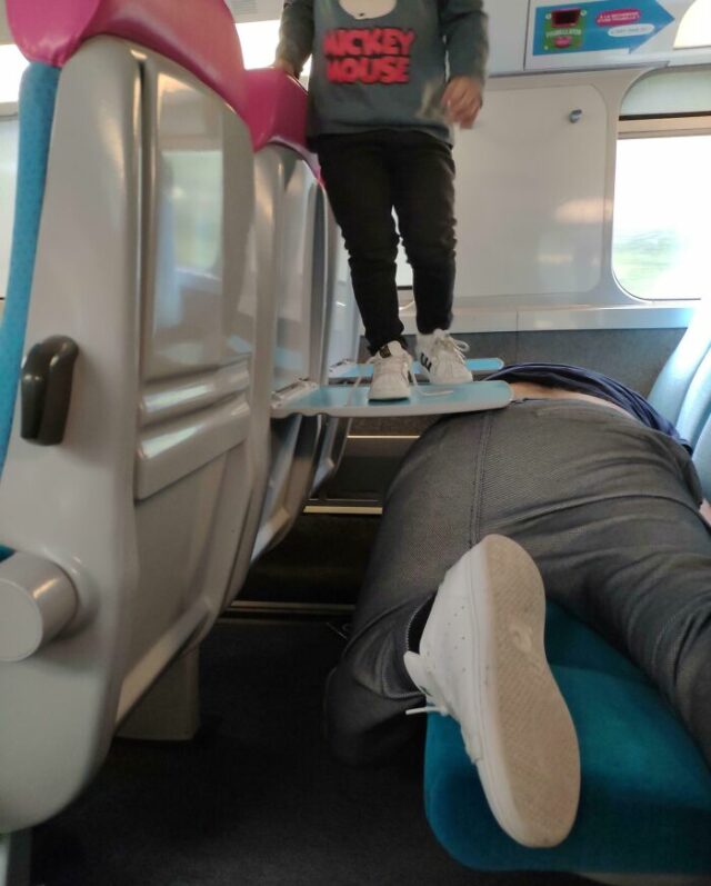 25 Photos Of Unbelievably Disgusting Things Seen On Public Transport ...