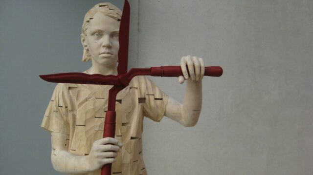 10 Wooden Sculptures Of Children With A Powerful Message By Gehard ...