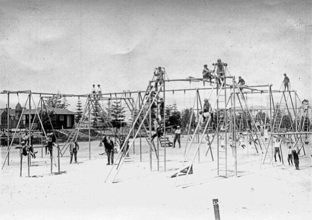 25 Old Playgrounds That Make Us Wonder How Babies Back Then Even ...