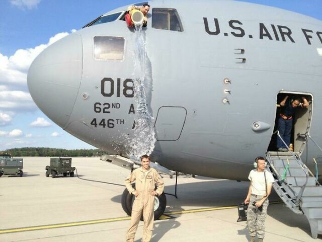 25 Perfectly Timed Funny Photos Snapped In The Split Second Before ...