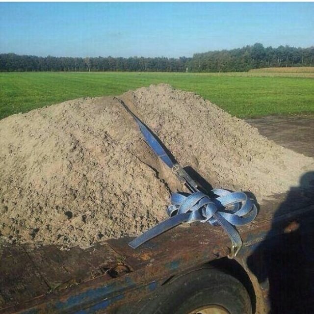 25 Photos Of Pointless Things That Are Chaotically Entertaining | DeMilked